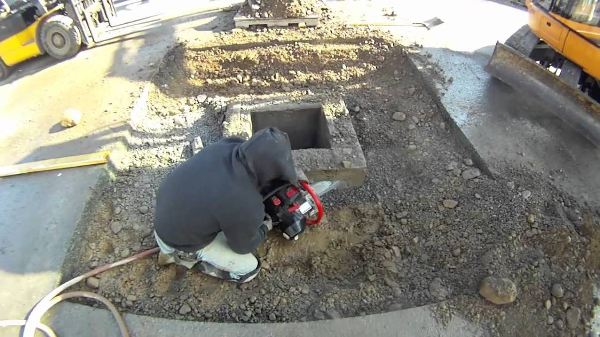 Reconstructing Manholes
